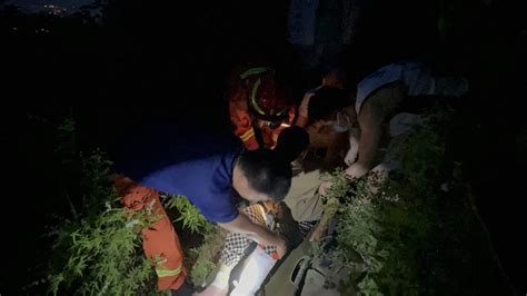 八旬老人爬山受伤被困消防员连夜抬担架护送下山 泰山落石砸伤游客 至少三人被抬下山 救援 人员