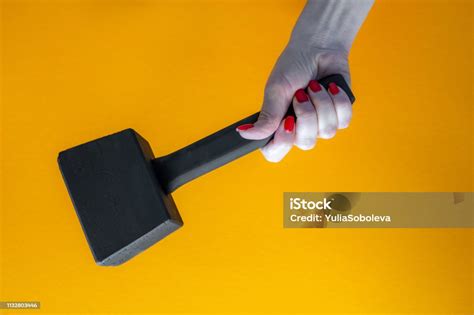 검은 나무 망치를 들고 젊은 여자의 손 빨간 바니시 밝은 노란색 배경 클로즈업으로 덮여 손톱 가리기에 대한 스톡 사진 및 기타 이미지 Istock