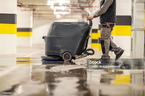 공공 차고를 세탁기로 씻고 있는 알아볼 수 없는 노동자의 측면 모습 씻기에 대한 스톡 사진 및 기타 이미지 씻기 깨끗한 바닥재 Istock