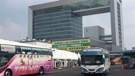 民視霸氣掛布條「台灣不是中華臺北」 正對世大運選手村屌爆 Peekme