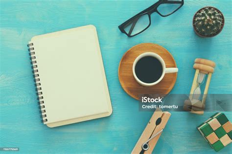 파란색 사무실 책상 위에 빈 페이지와 기타 사무용품이 있는 노트북을 엽니다 맨 위 보기 개념에 대한 스톡 사진 및 기타 이미지 개념 디자인 전문가 마감일 Istock