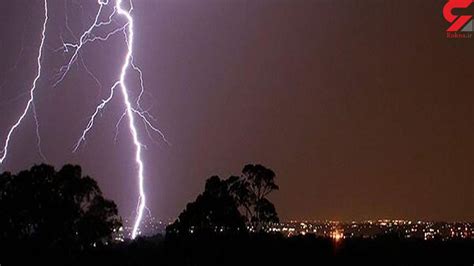 ببینید لحظه دردناک برخورد صاعقه مرگبار به دختر جوان در حین گرفتن سفلی