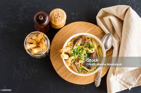 둥근 나무 스탠드에 그릇에 흰색 버섯의 향기로운 수프 맨 위 보기입니다 검은 색 배경 감자 요리에 대한 스톡 사진 및 기타 이미지 감자 요리 건강한 생활방식 건강한