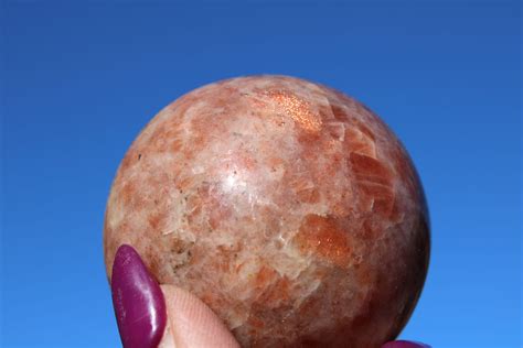 サンストーンとは？意味や効果、石言葉を解説 天然⽯の意味辞典｜ パワーストーンの効果、誕⽣⽯、⽯⾔葉などを解説