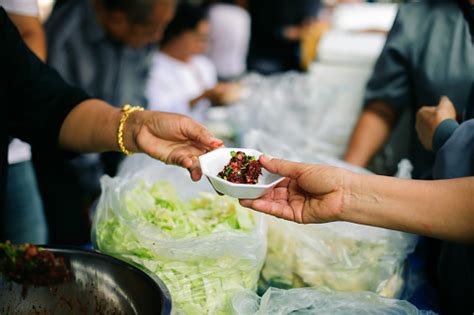 가난한 사람들의 식량 요구는이 행성의 모든 나라에서 발생 합니다 주는 개념 개념에 대한 스톡 사진 및 기타 이미지 개념