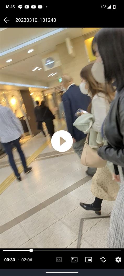 大阪梅田の町中で巨乳女子を盗撮しまくる関西人が現れる みんくちゃんねる