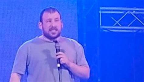 Viral El Gracioso Momento Que Protagonizó Un Comediante En Su Show Por
