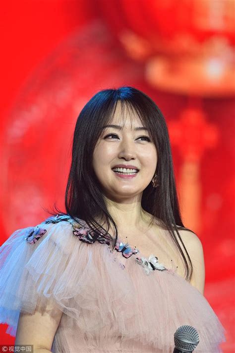 48歲楊鈺瑩粉裙飄飄似少女 獲男粉絲頻繁登台獻花親密合影 每日頭條