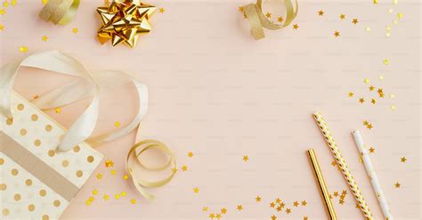 금 색종이와 장식 선물 마시는 빨대가 있는 축하 배경 생일 파티 초대장 모형 사진 Unsplash의 금 색종이 조각 이미지