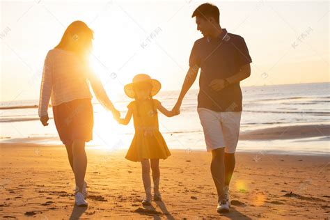 夕阳下一家三口在海边玩耍高清摄影大图 千库网