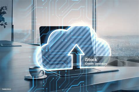 데이터 저장 및 클라우드 컴퓨팅 기술 개념 현대 노트북 커피 컵 및 회로 배경에 흰색과 파란색 구름 기호로 디지털 화살표가 있는