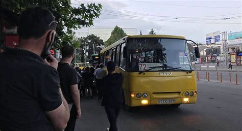გაჩერებაზე ვდგავარ უცბათ ვიღაც გოგო მოვიდა და მეუბნება ძალიან