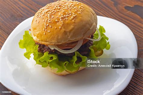 튀긴된 고기 패티 치즈 참 깨와 밀 밀가루 빵에 야채와 햄버거 0명에 대한 스톡 사진 및 기타 이미지 0명 고기 러시아