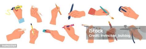 스타일러스 펜 크레용 또는 마커 퀼 펜 브러시 지우개 연필과 같은 다양한 필기 도구를 들고 있는 인간의 손 세트 개체 그룹에 대한 스톡 벡터 아트 및 기타 이미지 Istock
