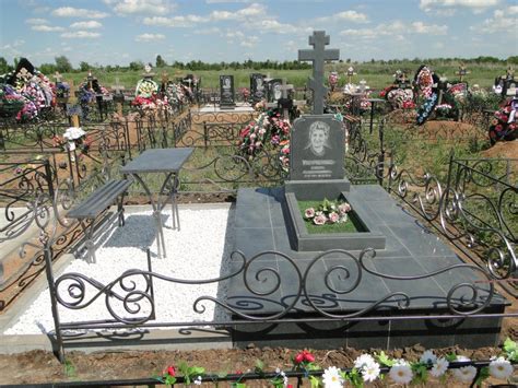 Укладка плитки и установка памятника на кладбище в Белгороде | Мемориал