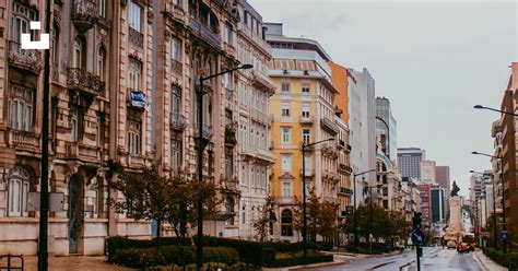 낮에 건물 근처 보도를 걷는 사람들 사진 Unsplash의 무료 리스본 이미지