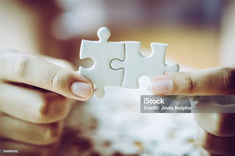 집에서 나무 테이블에서 함께 퍼즐 조각 게임을하는 작은 아이와 부모의 손 가족과 함께 여가를위한 개념 어린이 발달 교육 및 재미로 놀기 부분의에 대한 스톡 사진 및 기타