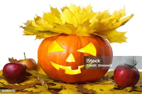 호박 머리 사과 노란 단풍나무가 흰색 바탕에 나뭇잎을 남긴다 큰 으스스한 할로윈 상징 0명에 대한 스톡 사진 및 기타 이미지 0명 10월 가을 Istock