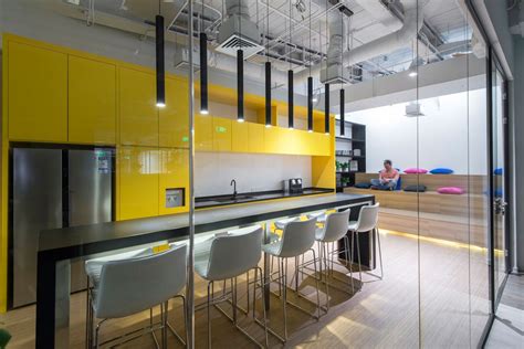 تقسیم بندی فضای اداری با پارتیشن های شیشه ای آرل