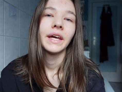 Geile Pis Van Emmi Hill Kijk Hoe De Pis Uit Haar Strakke Kut Druipt Hete Porno
