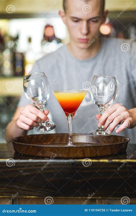 Junger Barmixer Oder Ein Kellner Der Ein Cocktail Macht Stockbild