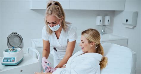 현대 미용실에서 손 회춘 치료를 받고 있는 쾌활한 금발 백인 여성 환자 사진 Unsplash의 주사 이미지