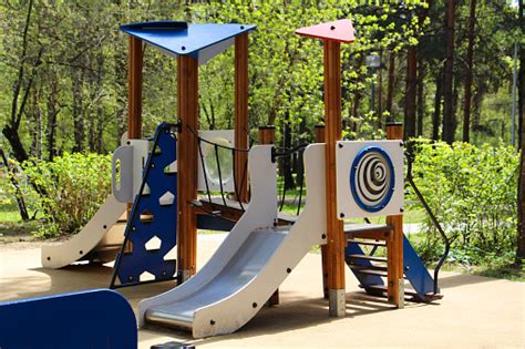 공원에서 어린이를 위한 놀이터 놀이터에서 아이 들과 함께 산책 0명에 대한 스톡 사진 및 기타 이미지 0명 경관 공원 Istock