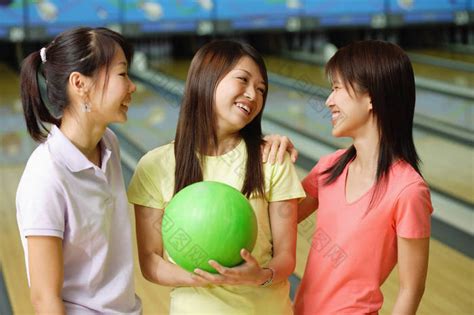 妇女在保龄球馆图片 包图网企业站