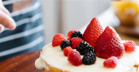 간단한 시럽 고명 과일 달콤한 디저트 딸기 라즈베리 맛있는 먹을 수있는 예술품 목조 판자 미식가 베리류