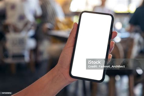 빈 바탕 화면 블랙 휴대 전화를 들고 손 이랑 이미지 카페에서 배경 흐림 가득 찬에 대한 스톡 사진 및 기타 이미지 가득 찬 공란 디지털 뷰파인더 Istock