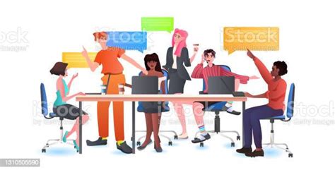 라운드 테이블 팀워크 채팅 버블 커뮤니케이션에서 회의 중 논의하는 혼합 레이스 사업가 그룹 가공의 인물에 대한 스톡 벡터 아트