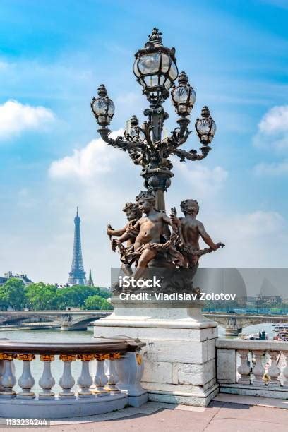 알렉산더 Iii 다리와 배경에서 에펠 탑에 가로등 파리 프랑스 알렉산드르 3세 다리에 대한 스톡 사진 및 기타 이미지 알렉산드르 3세 다리 아이 음악 Istock