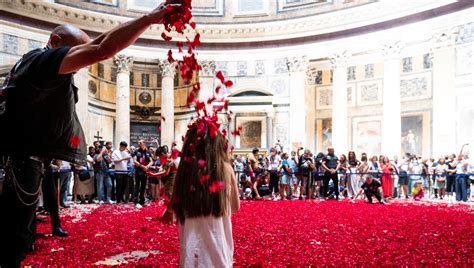 Warum An Pfingsten Rote Rosen Im Pantheon Regnen Kath Ch