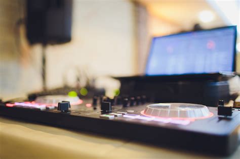 야외 음악 축제 무대 장비 댄스 파티에 설정 된 음악 재생을 위한 Dj 설정 사람들은 뒤뜰 파티에서 배경에 춤을 미디 컨트롤러 비닐 레코드 플레이어와 디스크 자키 설정 0