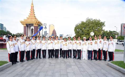 នាយឧត្តមសេនីយ៍ វង្ស ពិសេន អញ្ជើញដឹកនាំប្រតិភូចូលរួមថ្វាយកម្រងផ្កាគោរពព្រះវិញ្ញាណក្ខន្ធ ព្រះករុណា