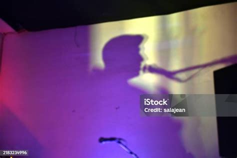 보컬리스트 가수 머리와 마이크 의 그림자 통 음악 펍 벽에 가수에 대한 스톡 사진 및 기타 이미지 가수 개체 그룹 그림자 Istock