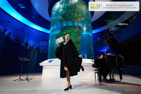 Photo Gallery ฉีกทุกกฎรับปริญญา “ม บูรพา ปัญญาภิวัฒน์” โชว์เงือก เปิดคอนเสิร์ต โพสต์ท่าถ่าย