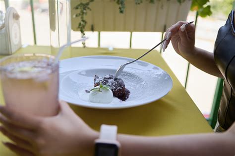 식당에서 아이스크림과 함께 초콜릿 퐁당 케이크를 먹는 젊은 여자 여름 카페의 테라스에서 달콤한 디저트 음식을 즐기는 알아볼 수 없는 여성 냉동식품에 대한 스톡 사진 및 기타