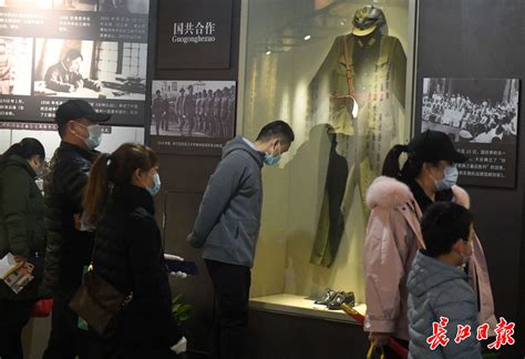 国家公祭日参观受降堂 图集 武汉 新闻中心 长江网 cjn cn