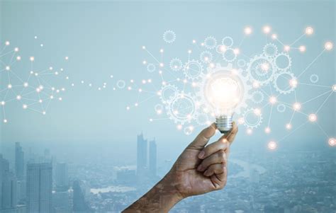 이중 노출 새로운 아이디어 혁신과 창의성 기술과 개발 도시 배경에 전구와 톱니 바퀴를 들고 사업가 손 블루 톤 혁신 개념에 대한 스톡 사진 및 기타 이미지 Istock