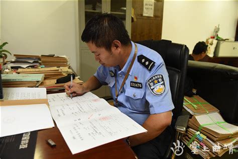 为抗拒执行，竟将八旬老母推上窗台相威胁，曲靖一“老赖”被拘