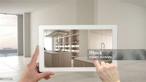증강 현실 개념 세라믹 바닥 현대적인 흰색 부엌과 빈 인테리어에서 가구 및 디자인 제품을 시뮬레이션하는 데 사용되는 Ar 응용 프로그램과 손 잡고 태블릿 부엌에 대한 스톡
