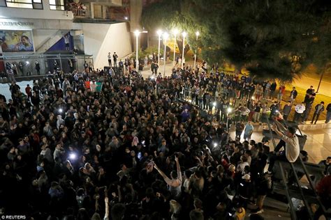 美国多地游行抗议特朗普当选总统 有人纵火烧国旗 图 凤凰资讯