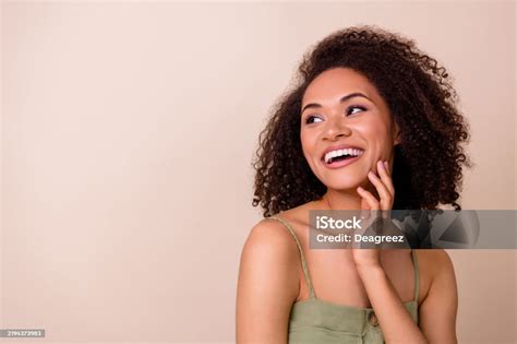 물결 모양의 머리를 가진 사랑 스럽고 화려한 귀여운 소녀 카키색 옷을 입고 전체적인 모습 빈 공간 터치 턱 베이지 색 배경에 고립 된 턱의 사진 20 24세에 대한 스톡