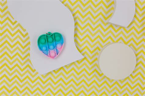 인기 실리콘 안티 스트레스 는 흰색 나무 배경에 아이들을위한 장난감을 팝업 트렌디 한 편안한 감각 안절부절 장난감 성인과 어린이를위한 재미있는 푸시 버블 멀티 컬러 가제트