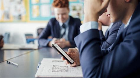 Их Британид сургуулийн орчинд утас хэрэглэхийг хориглов