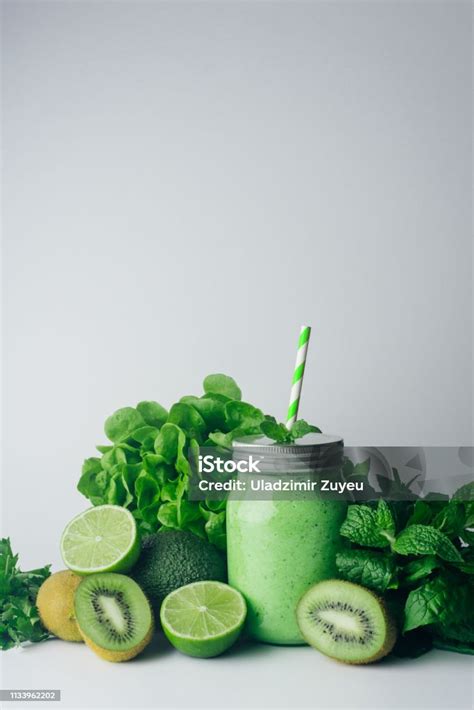 그린 디 톡 스아보카도 샐러드 케 일 라임 키 위 민트 등의 녹색 과일에서 건강 한 스무디 알칼리 성 다이어트 개념입니다 비 건 건강 한 알칼리 성 식품 녹색 과일
