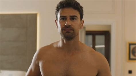 The White Lotus Theo James Usou Prótese Para Cena Com Nudez Frontal