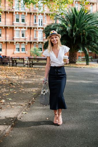 아름 다운 금발 영국 여 인의 인생에서 하루 핸드백 및 커피와 아름 다운 여자 25 29세에 대한 스톡 사진 및 기타 이미지 25 29세 가을 개성 개념 Istock