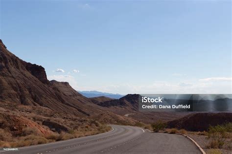 미국 네바다주 라스베이거스 2022년 8월 16일 곡선의 경치 좋은 구불구불한 사막 고속도로 노스쇼어 로드는 유명한 호수의 가장자리보다 고대 붉은 산을 더 자주 따라간다 0